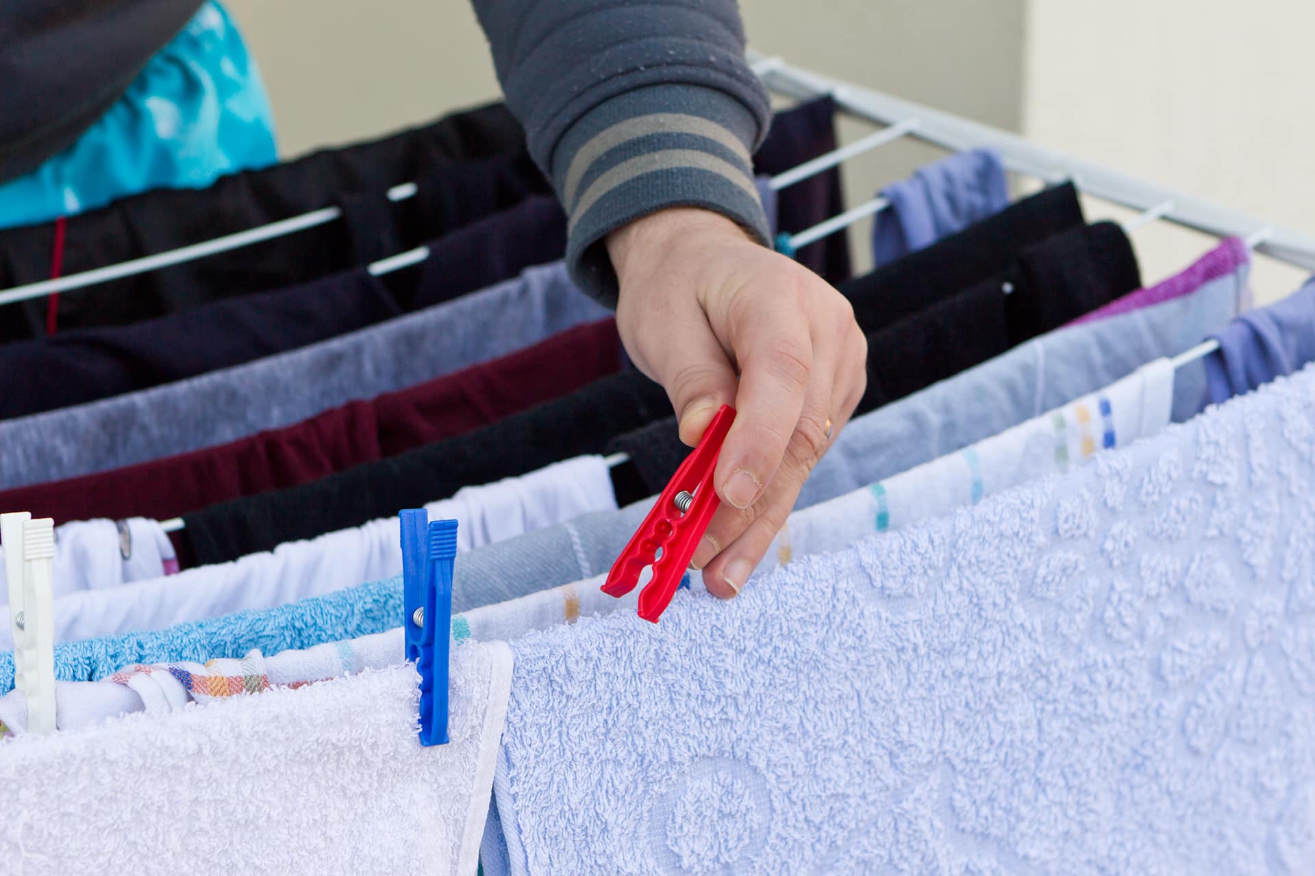 LA CONEXIÓN ENTRE LA ROPA Y LOS MICROPLÁSTICOS - CONVIVIMOS digital